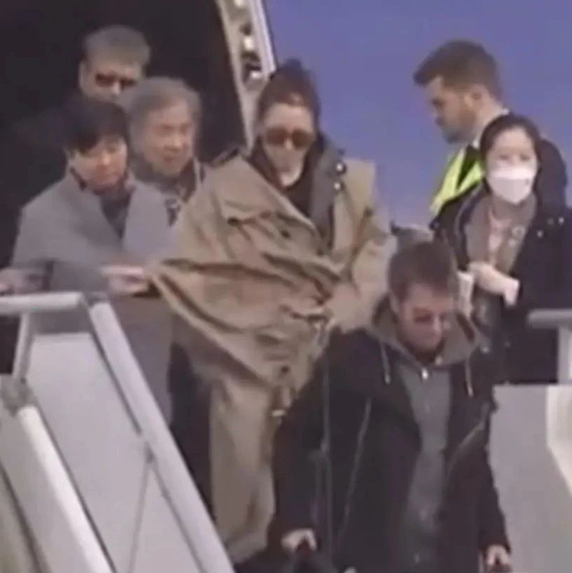 法国总统马克龙访华，巩俐夫妇同机随行- 大数跨境