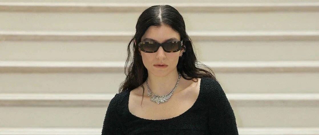 Lorde 出席 CHANEL 2025 秋冬高级定制时装秀- 大数跨境